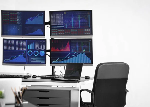 Trader multiple monitors Stock Photos, Royalty Free Trader multiple ...