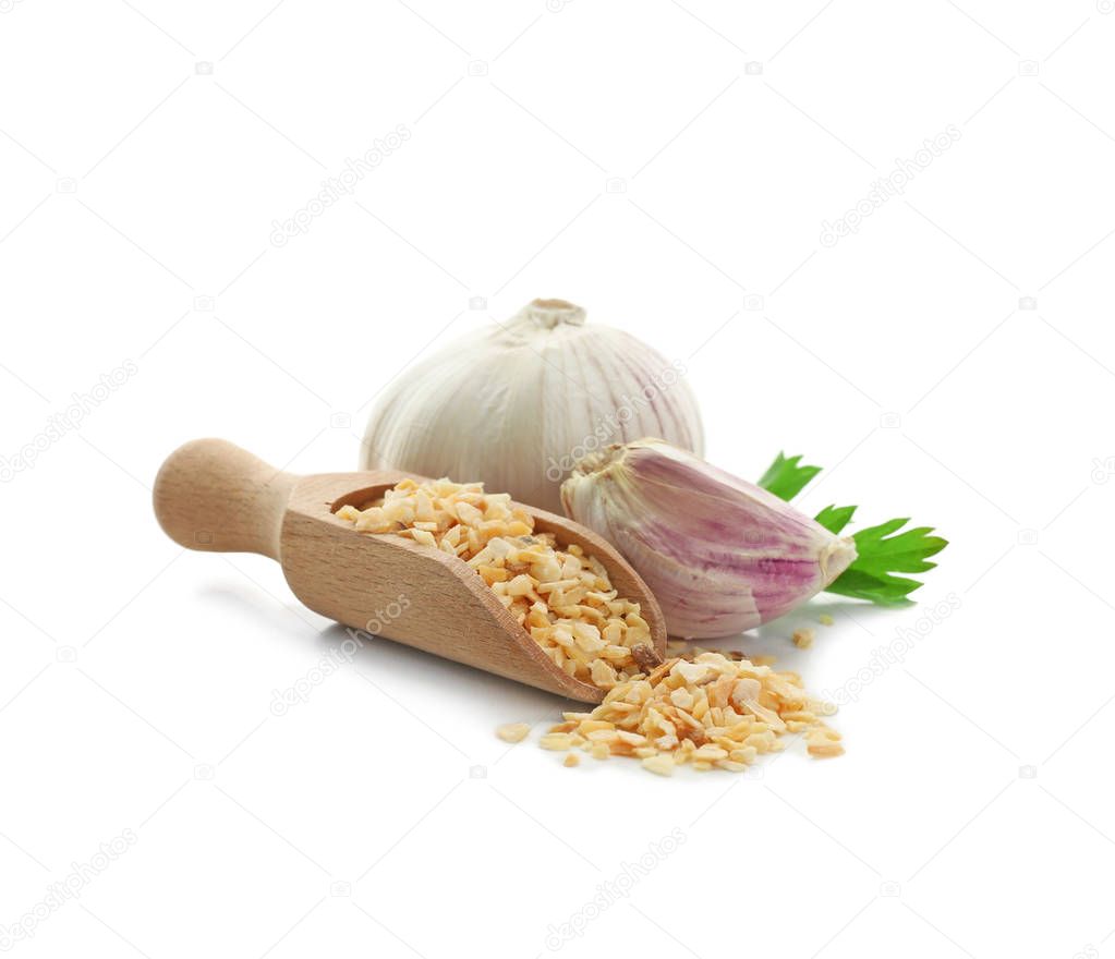 Scoop con ajo seco granulado sobre fondo blanco 2023