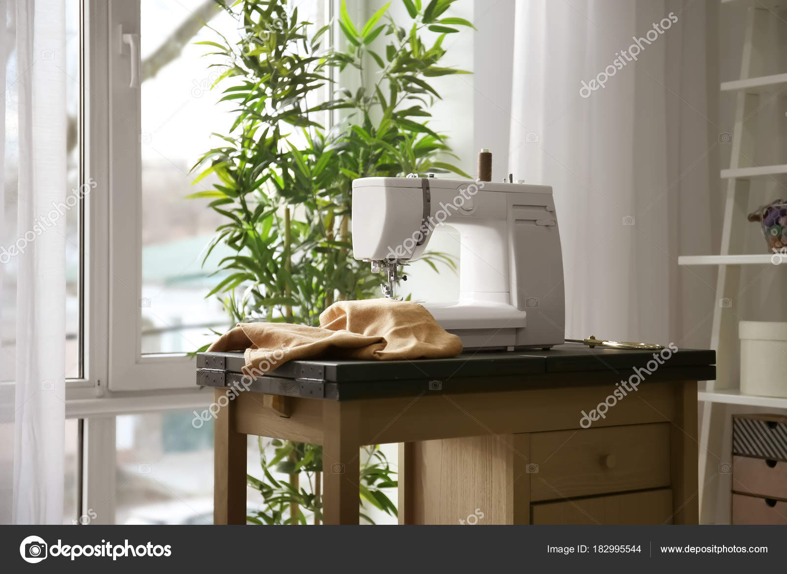 Tailor Desk Modern Sewing Machine Stock Photo by ©belchonock 182995544