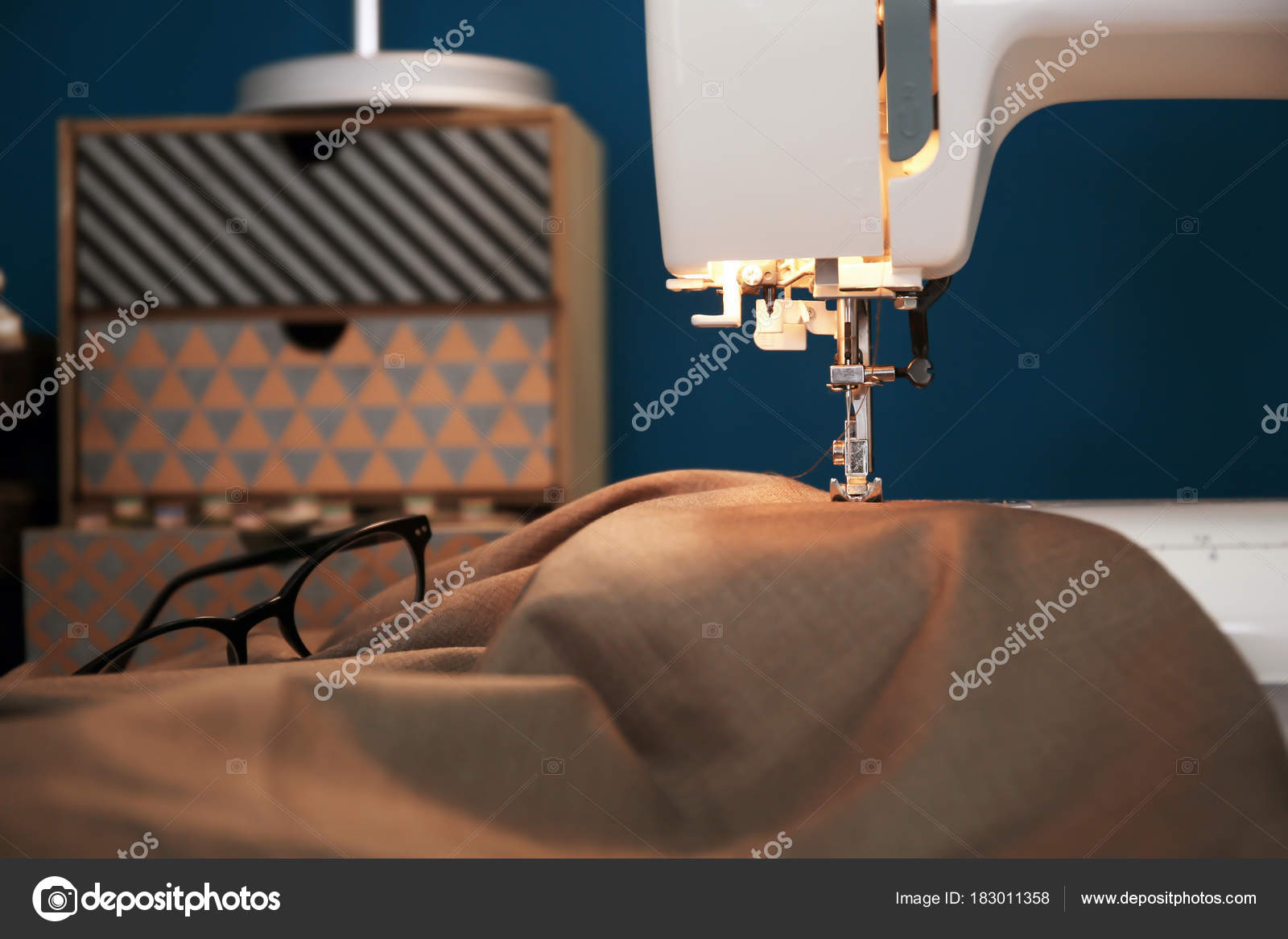 Tailor Desk Modern Sewing Machine Stock Photo by ©belchonock 183011358