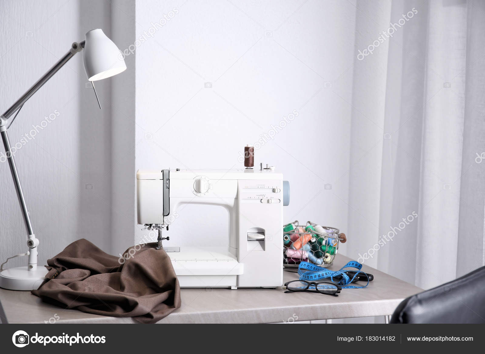 Tailor Desk Modern Sewing Machine — Stock Photo © belchonock #183014182