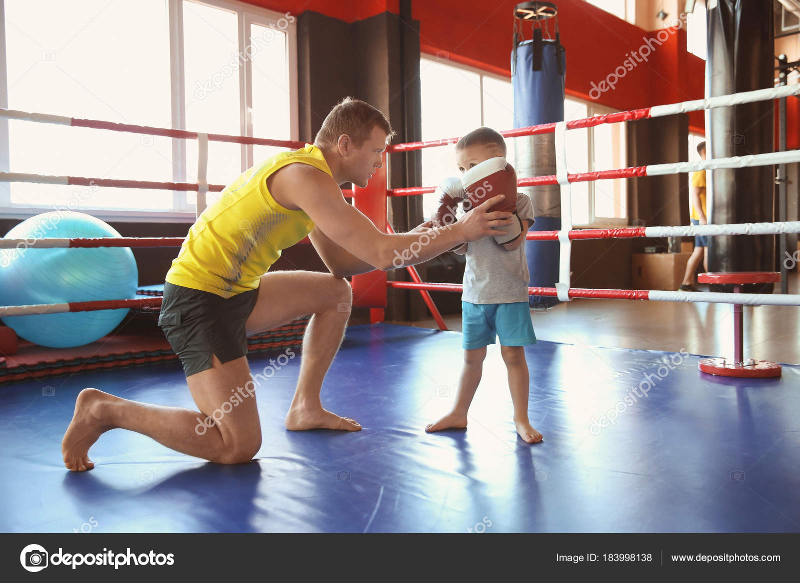 Entrenamiento de niño pequeño con entrenador en el ring de boxeo — Foto ...