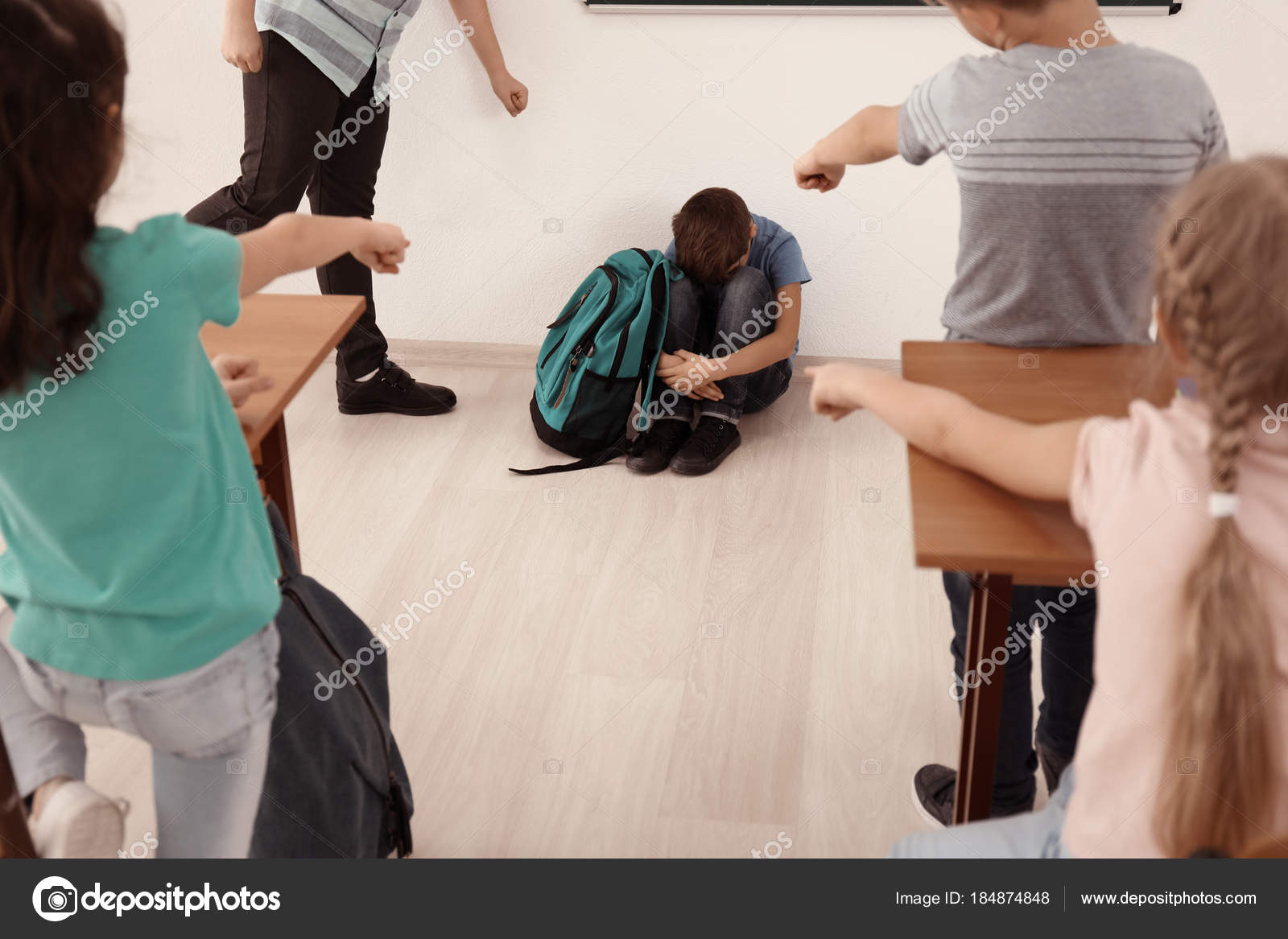 Chico intimidado sentado en el piso en el aula — Foto de stock ...
