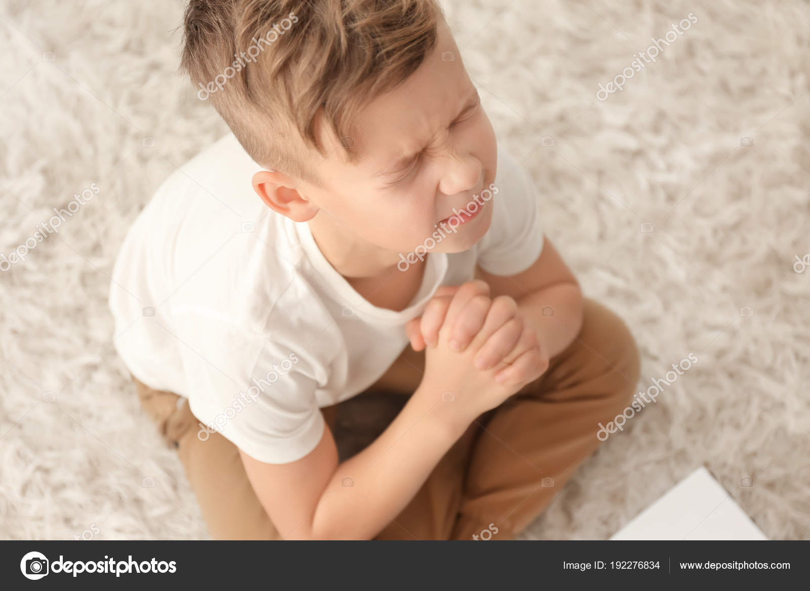Little boy praying Stock Photo by ©belchonock 192276834