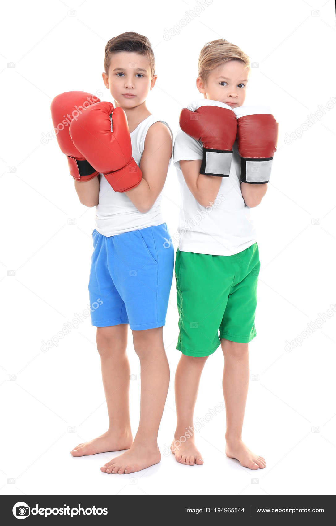 Lindos Niños Pequeños Guantes Boxeo Sobre Fondo Blanco: fotografía de ...