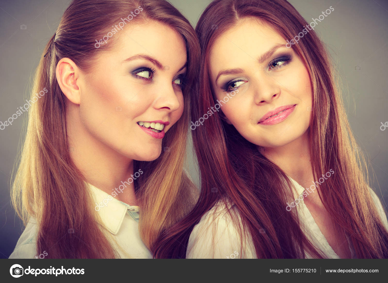Deux Belles Femmes Blonde Et Brune Samusent — Photo De Stock Par