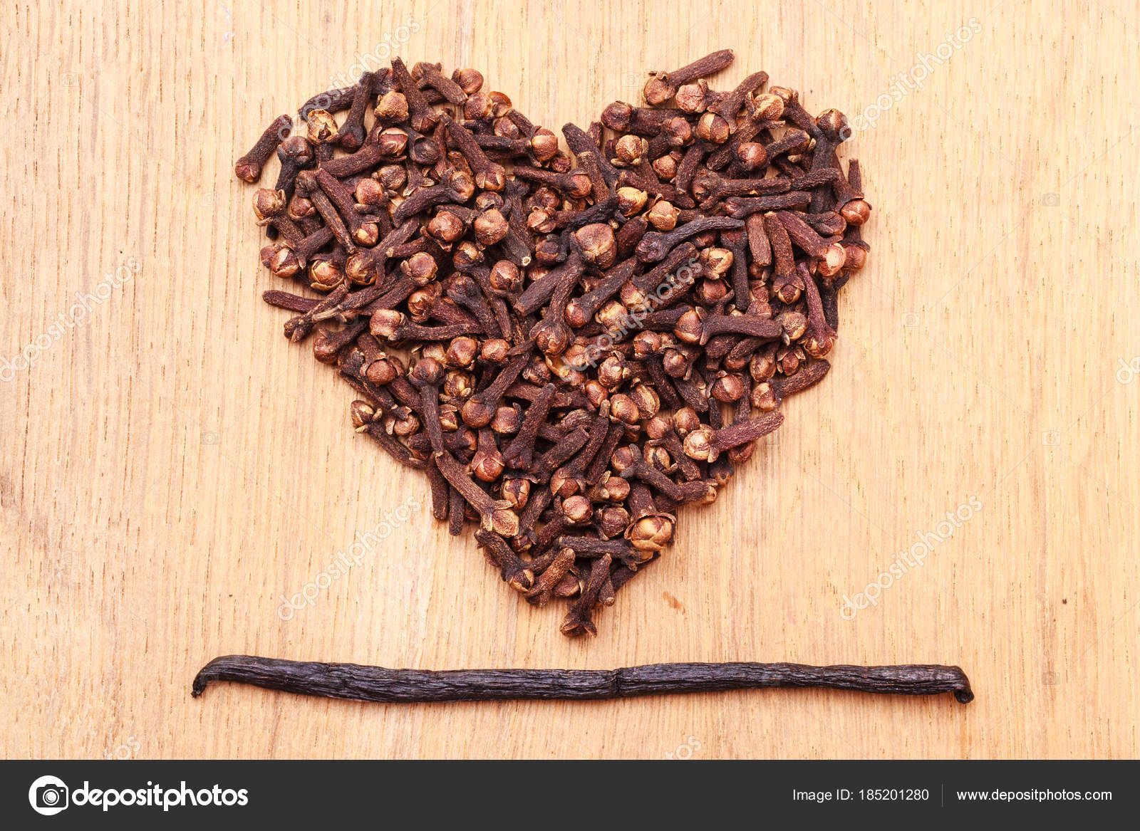 Heart form made from spice cloves — Stock Photo © Anetlanda #185201280