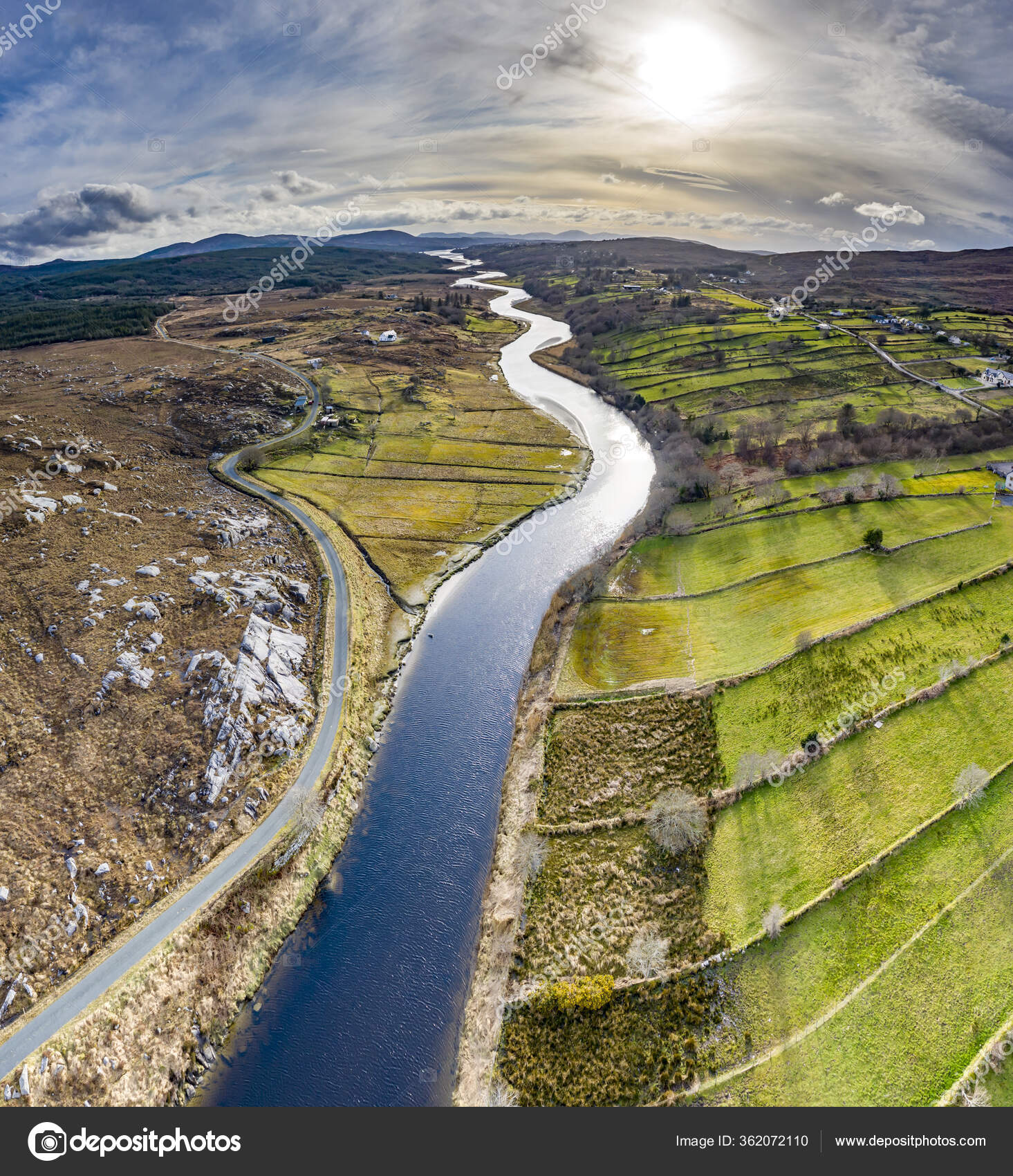 Vista aérea del río Gweebarra entre Doochary y Lettermacaward en ...