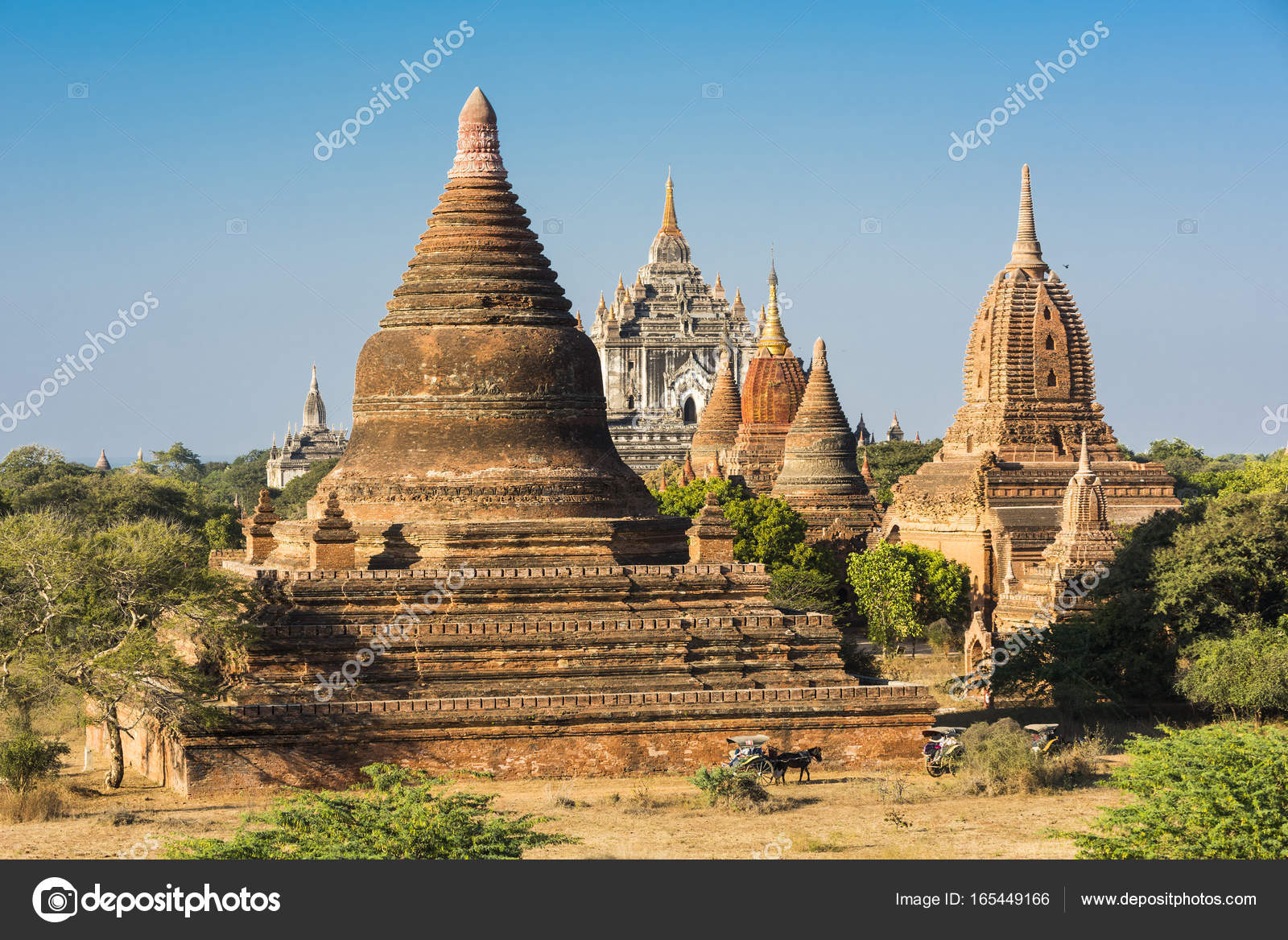 Pagodas en Bagan — Foto de stock #165449166 © fyletto