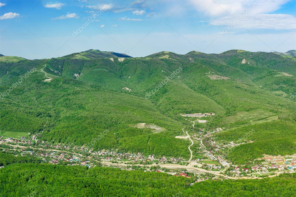 La vista desde la cordillera Markotkh hasta el valle del río Derby ...