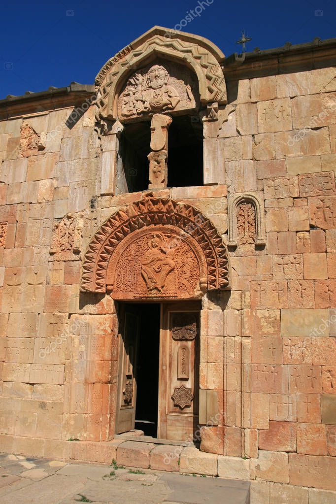 La fachada de la Iglesia Surb Karapet con una sorprendente ...