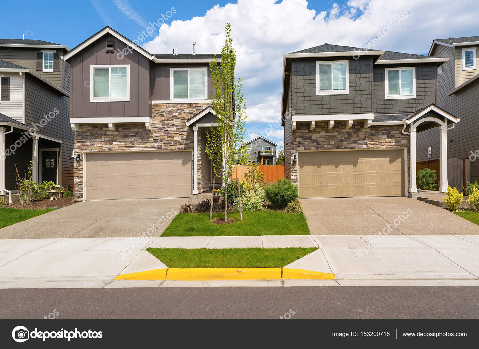 Tract Homes Front in New Subdivision — Stock Photo © jpldesigns #153200716