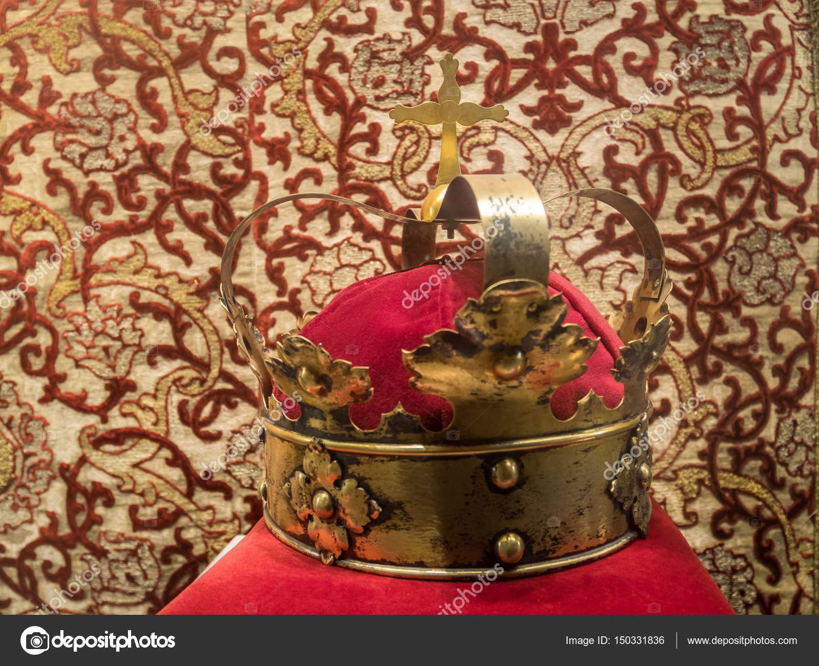 Original, old gold-plated crown Stock Photo by ©Sopotniccy 150331836