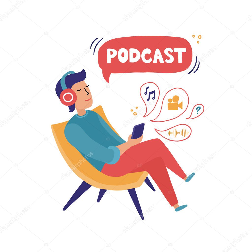 El joven está escuchando un podcast con auriculares mientras está ... El joven está escuchando un podcast con auriculares mientras está ...