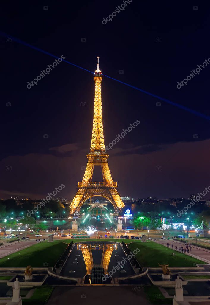 Torre Eiffel iluminada por la noche en París Francia 2023