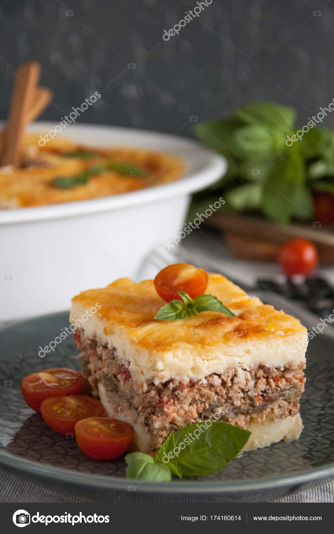 Moussaka. Cazuela de berenjena griega tradicional: fotografía de stock ...