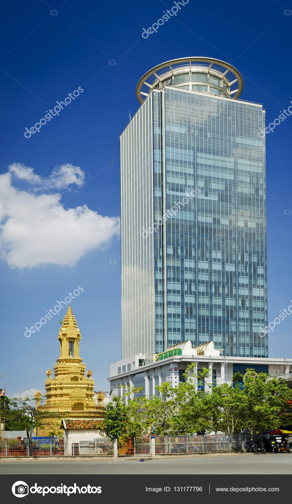Tour Canadia Bank gratte-ciel dans le centre de Phnom Penh ville ...