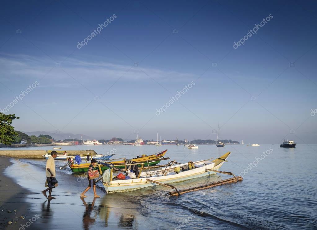 barcos de pesca tradicionales en la playa de Dili en Timor Oriental ...