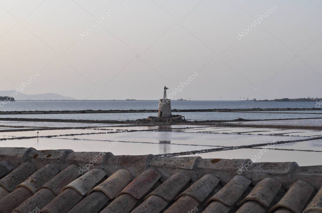 Solución salina (que significa Pisos de sal) en Marsala, Italia 2023