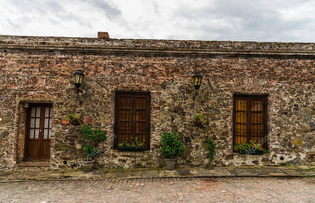 Coloridas calles de una ciudad vieja con arquitectura colonial. 2022