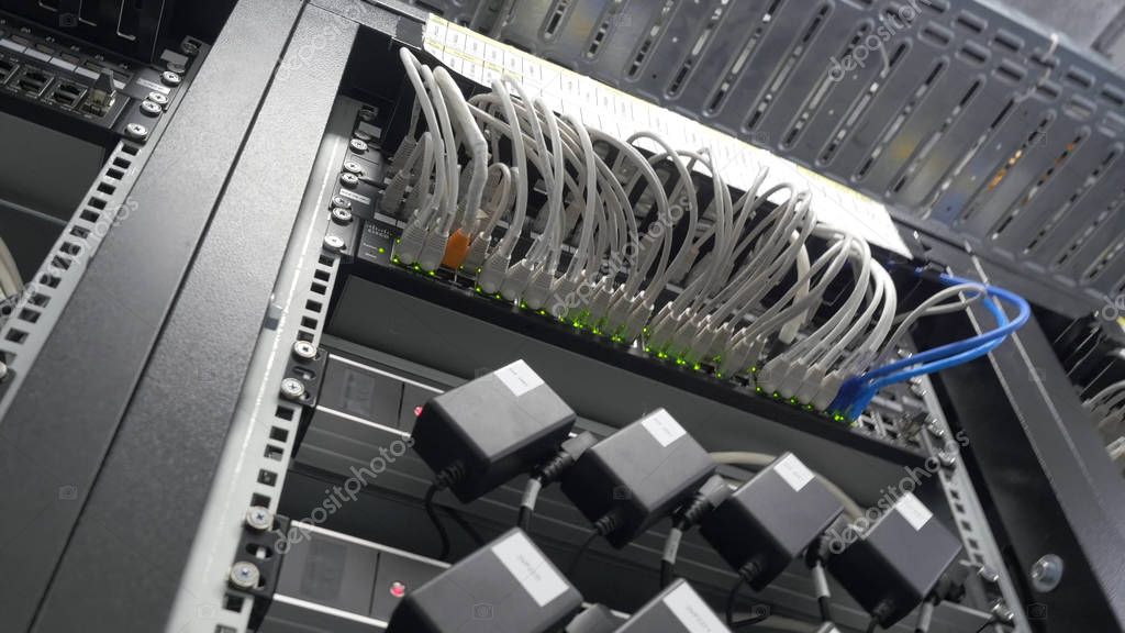 Los servidores de almacenamiento se encuentran en la sala de servidores del centro de datos ...