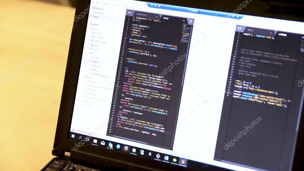Portátil con código informático. Desarrollo de software. Código fuente del software. Código de ...