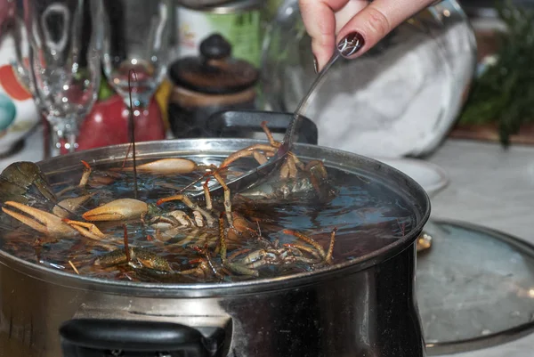 Instagram seafood boil spill girl pours seafood boil spills on person ...