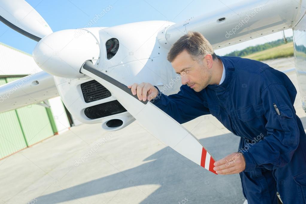 inspeccionar la pala de la hélice 2024