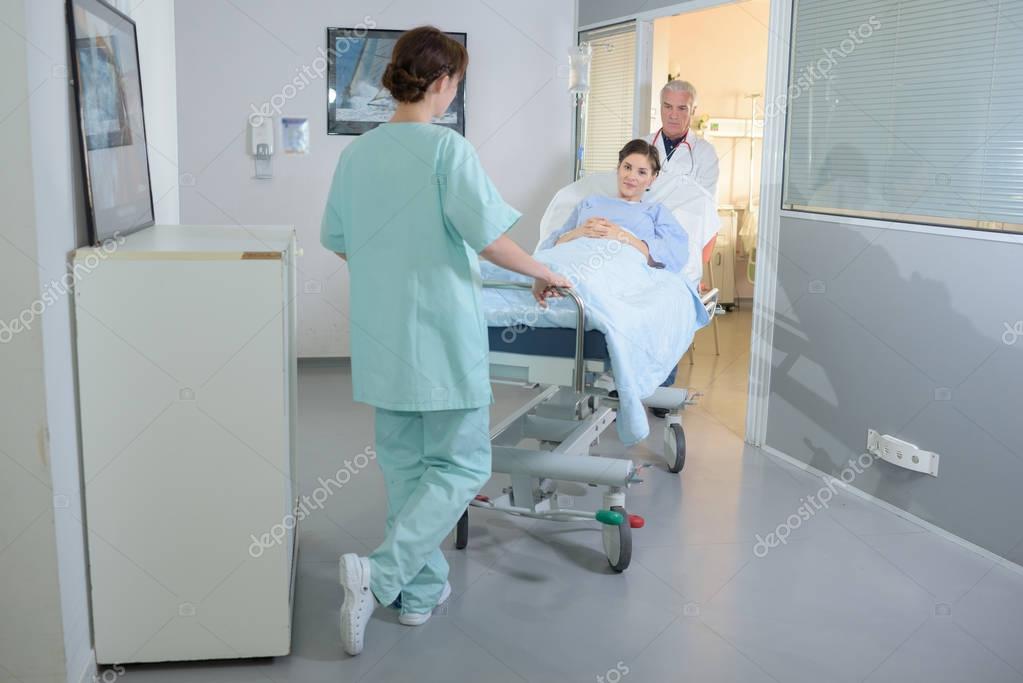 Traslado del paciente a la sala de recuperación — Foto de stock ...