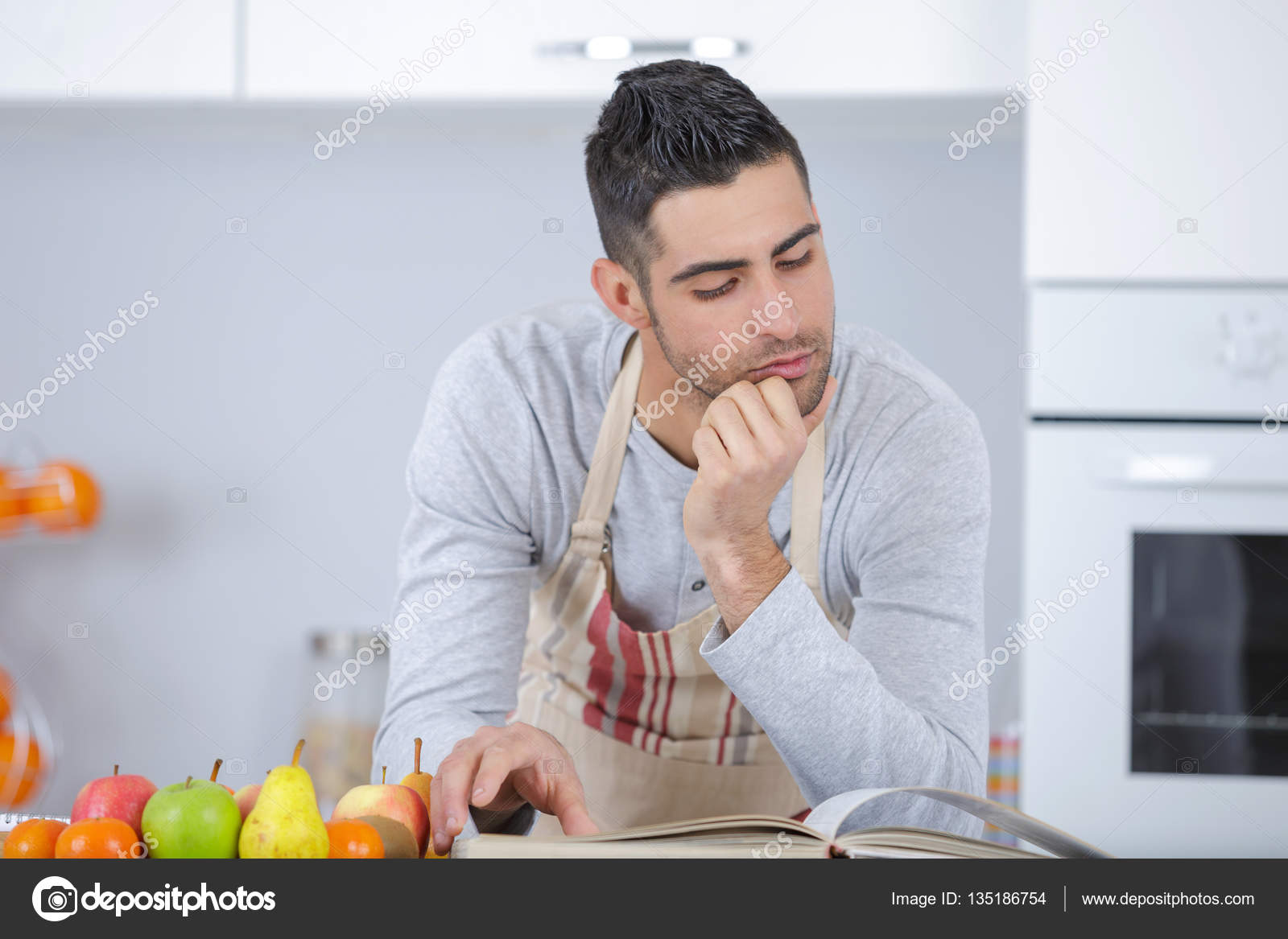 Hombre cocinando en su cocina cocina oriental: fotografía de stock ...