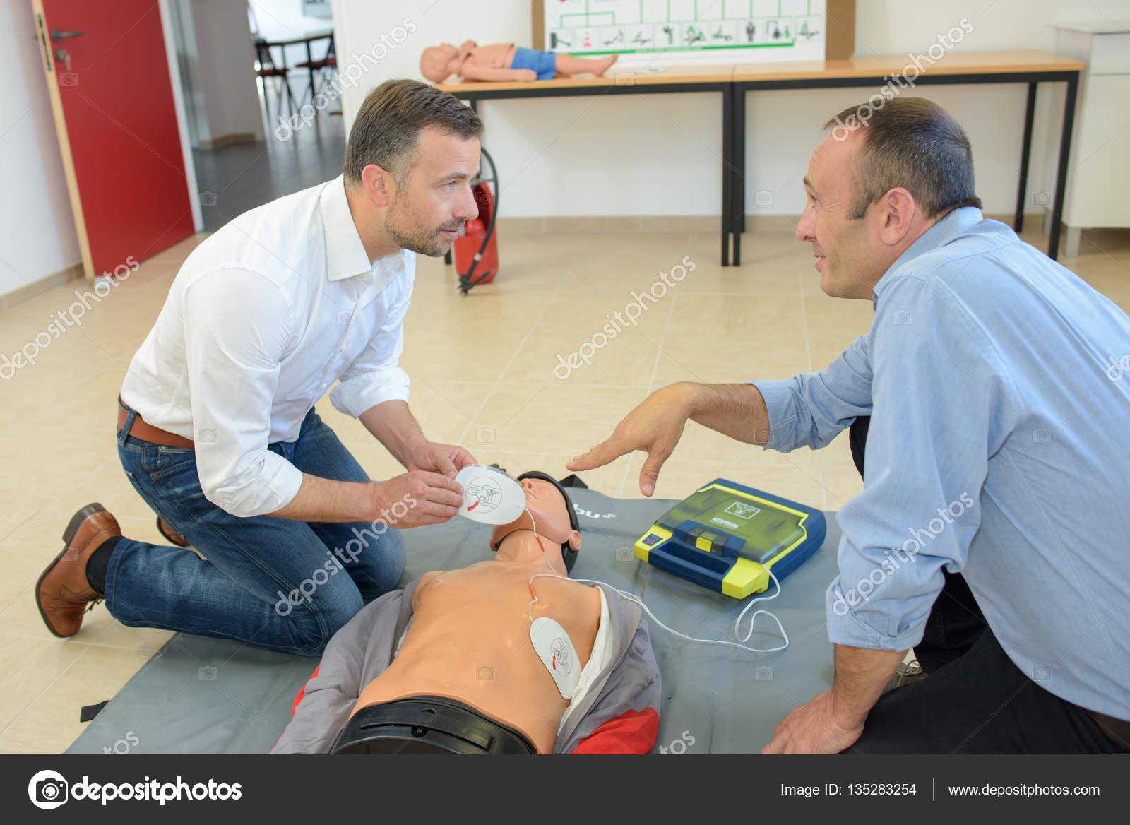 Men training to use defibrillator Stock Photo by ©photography33 135283254