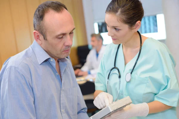 Enfermera paciente fotos de stock, imágenes de Enfermera paciente sin ...