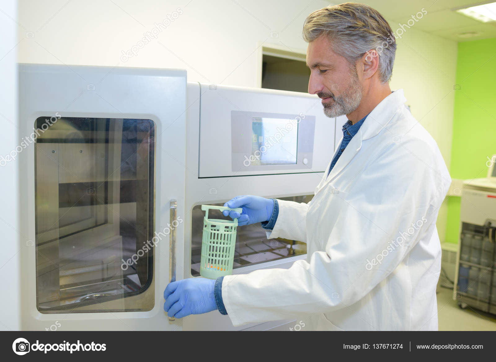 Experimentalist in the laboratory — Stock Photo © photography33 #137671274
