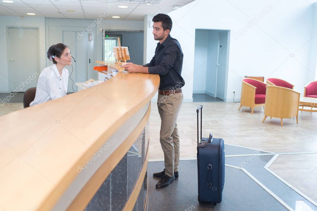 en la zona de recepción 2024