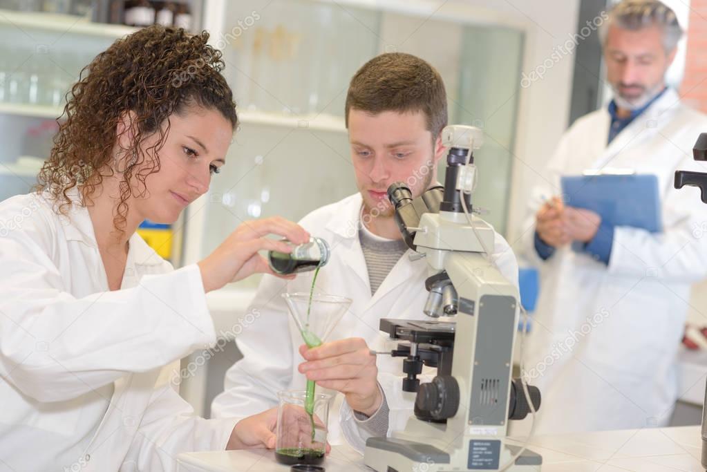 joven científico haciendo experimentos en laboratorio 2024