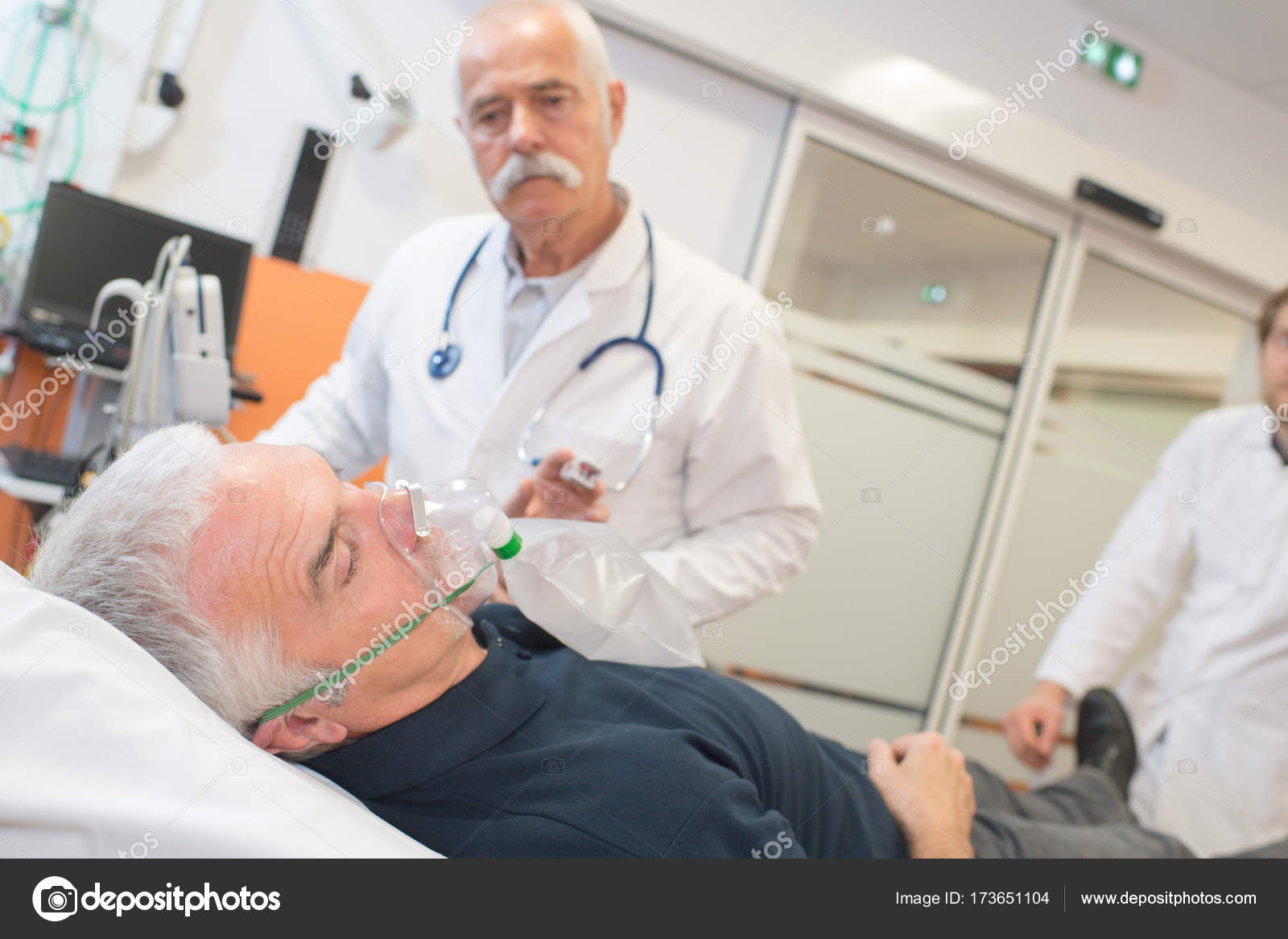 Doctor applying oxygen mask on senior patient Stock Photo by ...