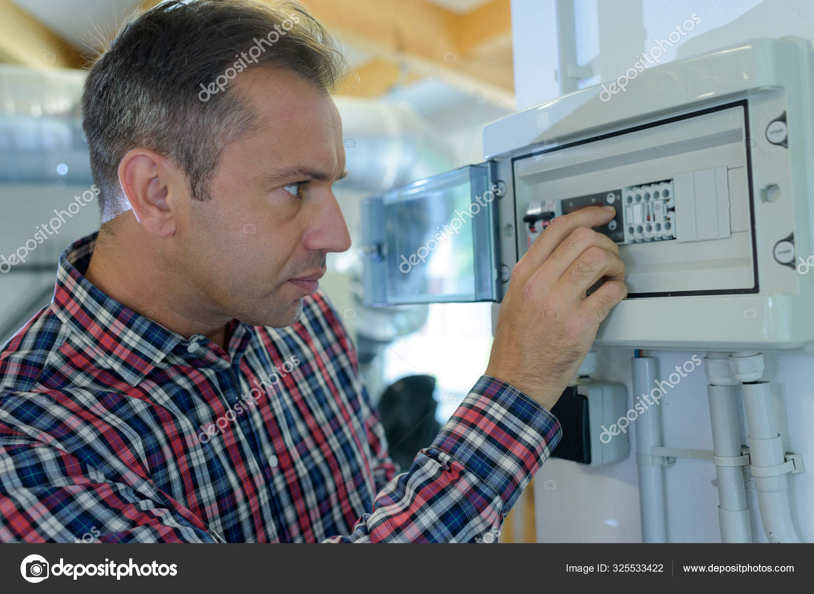 Un hombre reparando una máquina: fotografía de stock © photography33 ...
