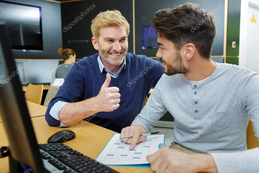 exitoso maestro en clase sosteniendo pulgares con un estudiante 2024