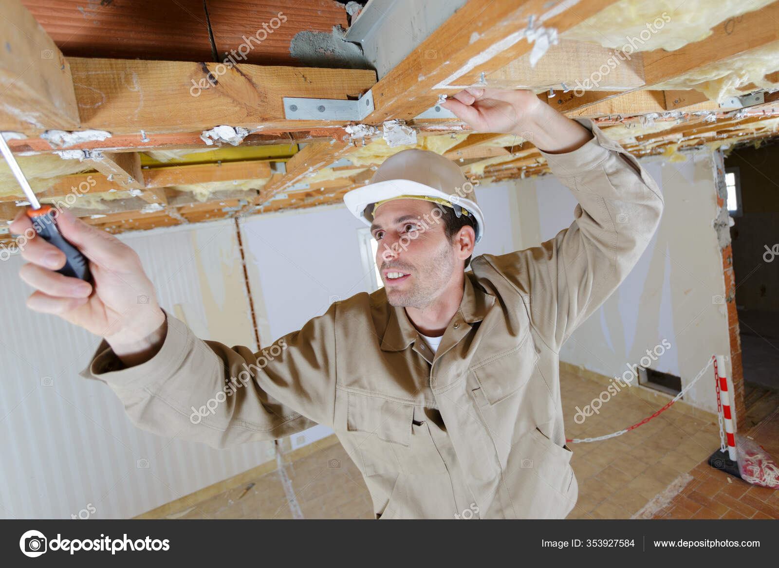 Constructor Inspección Vigas Techo Madera — Foto de stock #353927584 ...