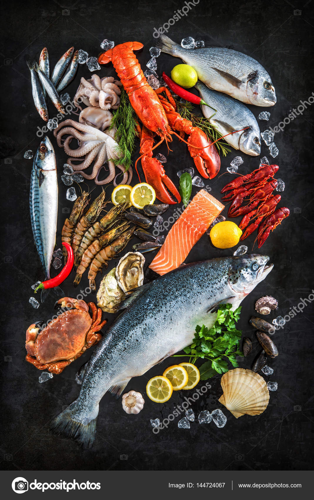 Pescado fresco y mariscos: fotografía de stock © alexraths #144724067 ...