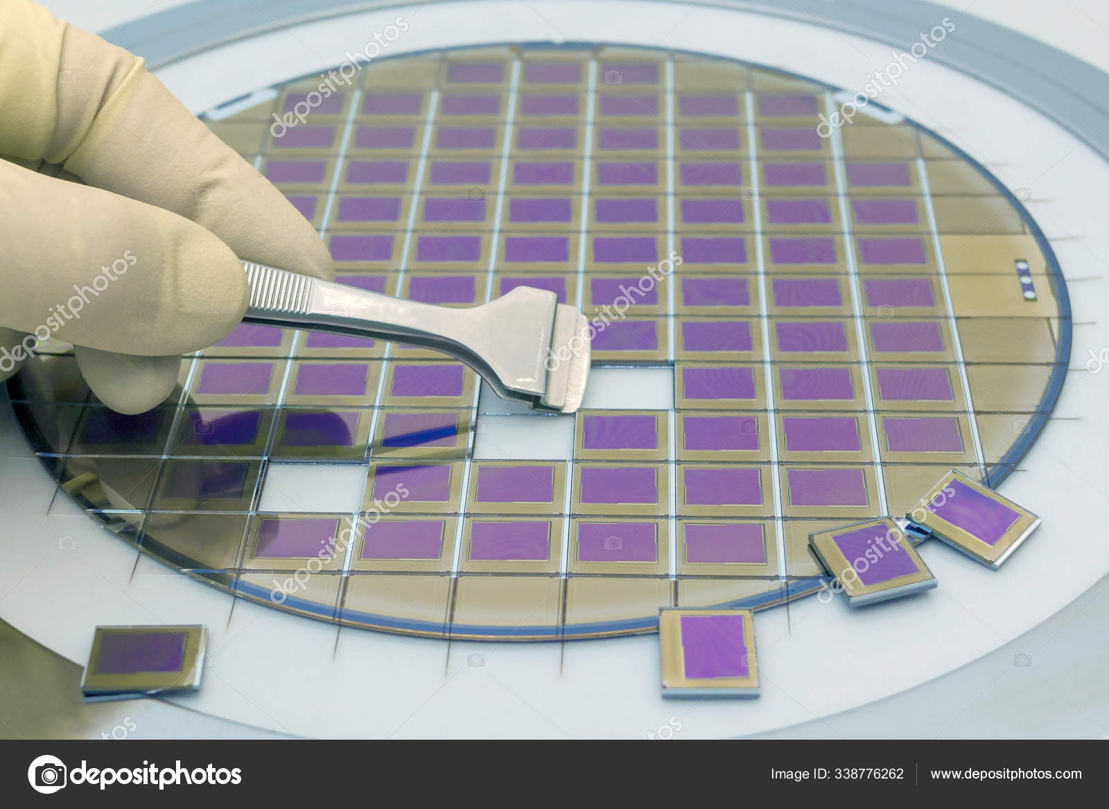 Plaque de silicium avec micropuces, fixée dans un support avec un cadre ...