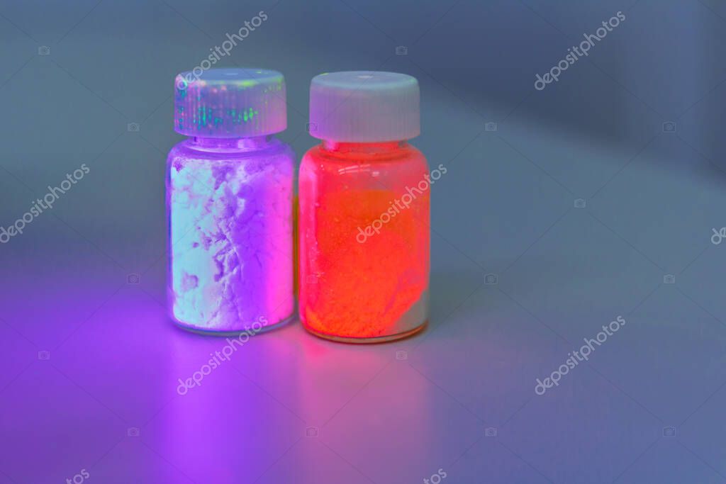 Materiales químicos de fotoluminiscencia, llamados fluorescentes. Polvo ...