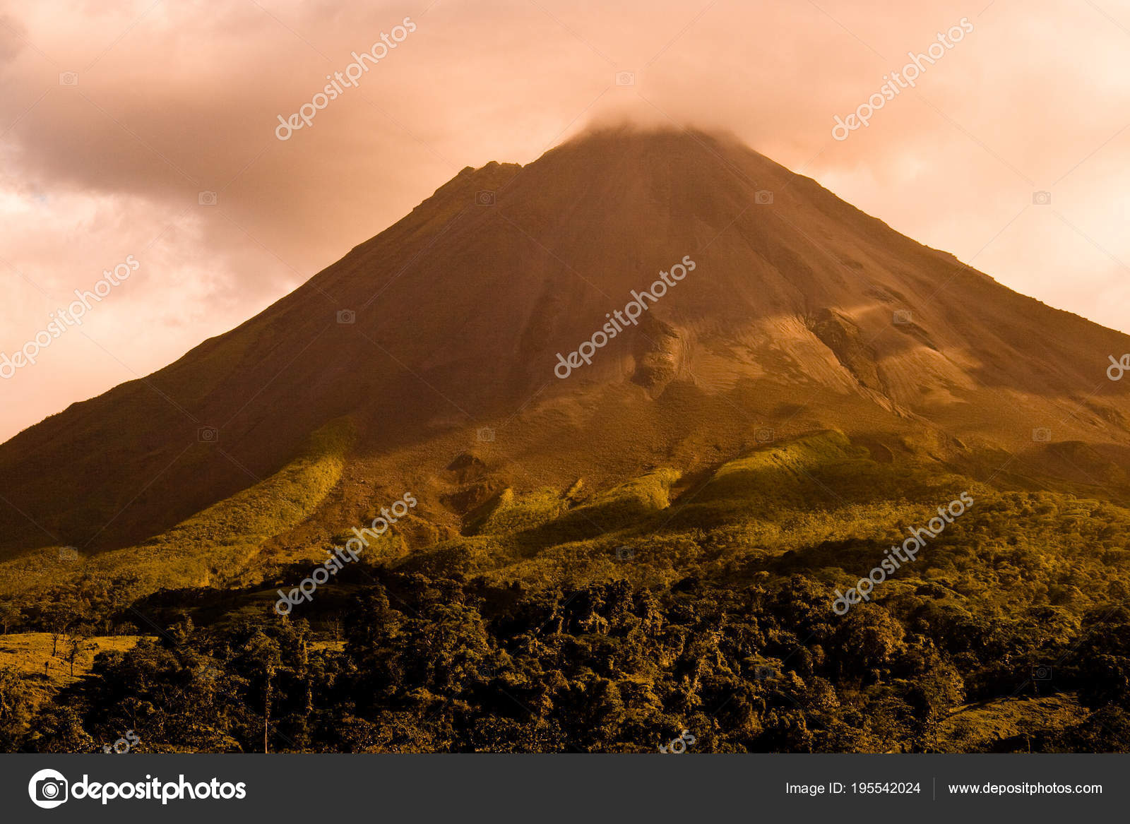 Arenal volcano Stock Photo by ©CelsoDiniz 195542024