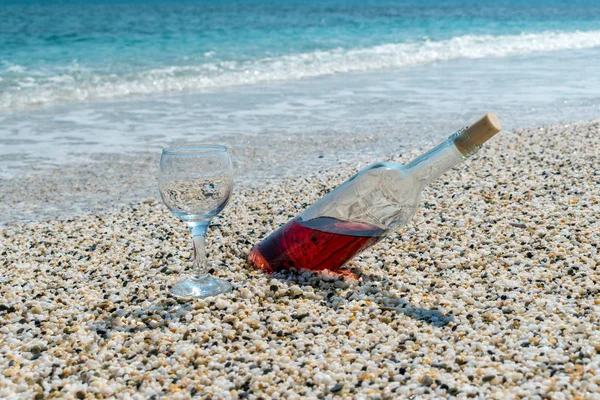 Bottle of red wine and two glasses on the white sandy beach — Stock ...