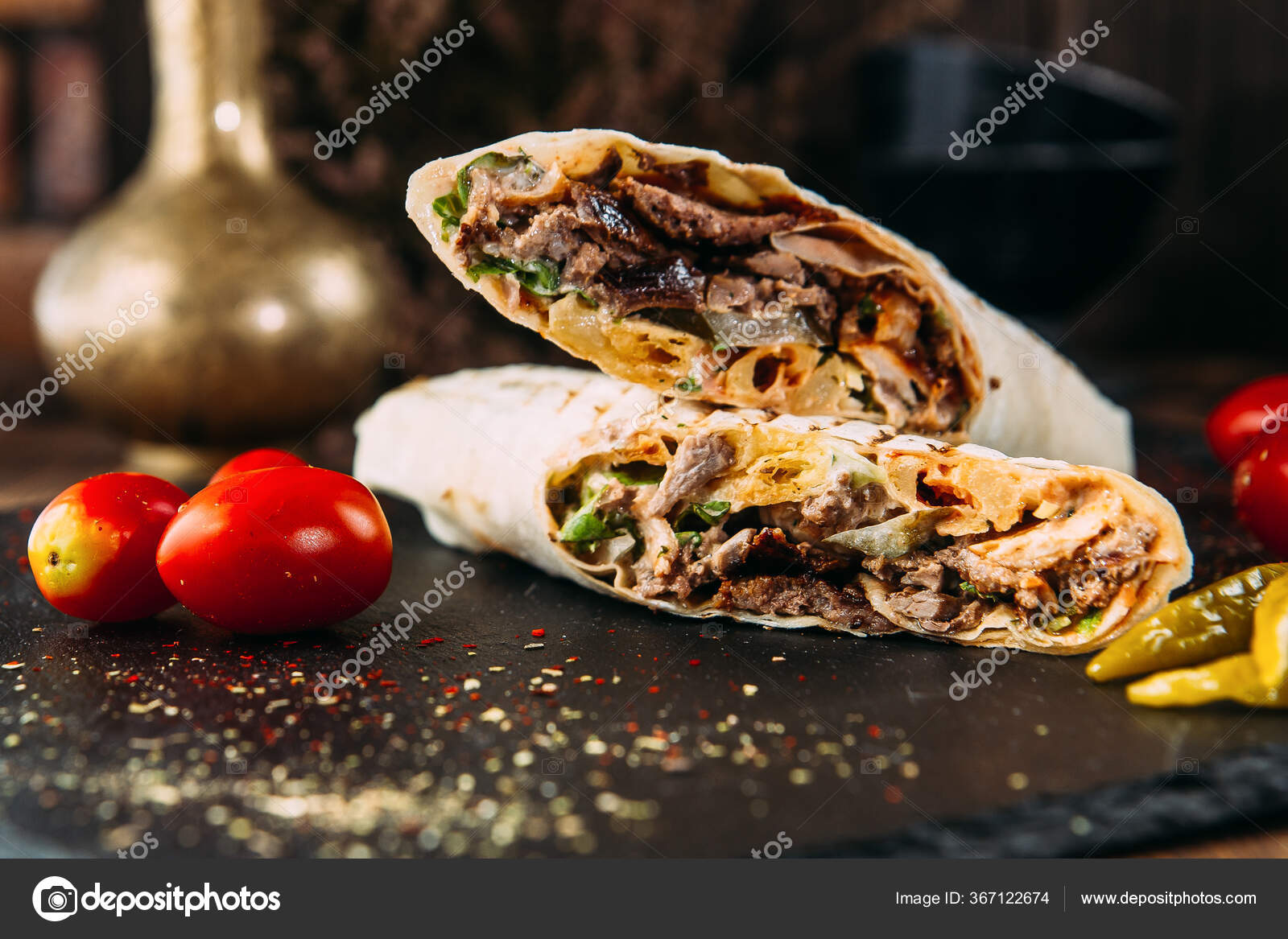Doner kebab rolo prato turco com carne marinada fotos, imagens de ...