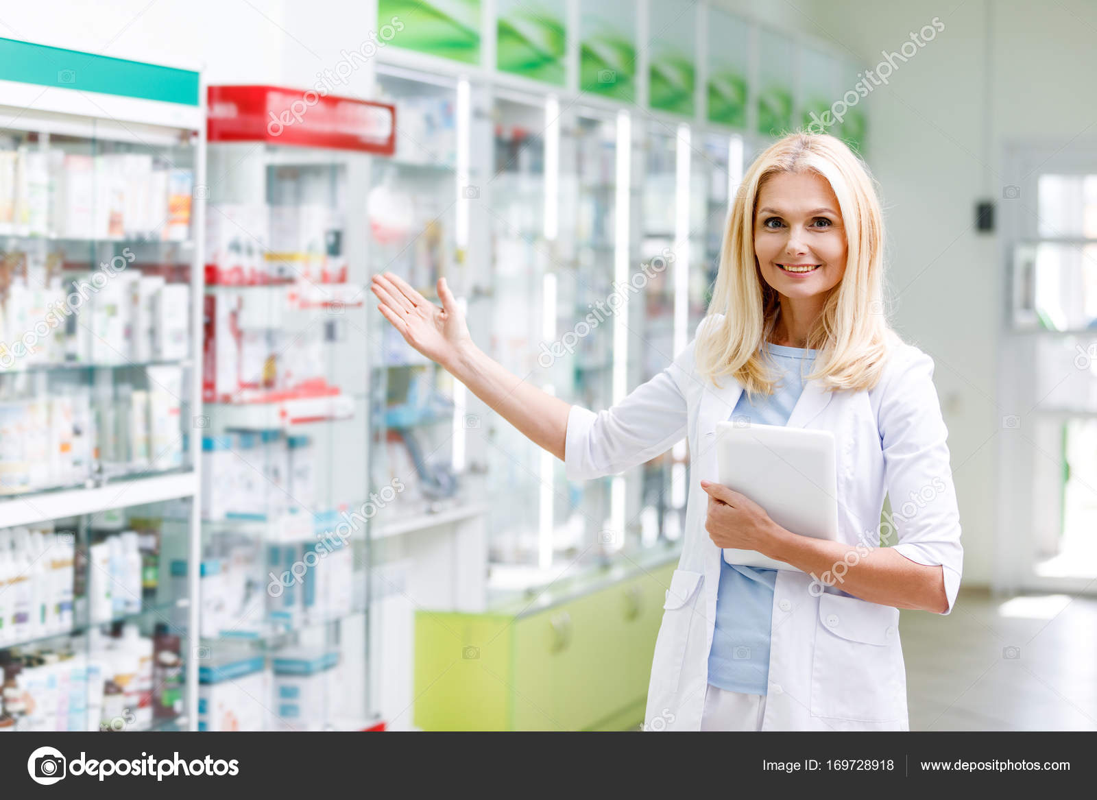 Фармацевт с цифровым планшетом в аптеке стоковое фото ©SashaKhalabuzar ...