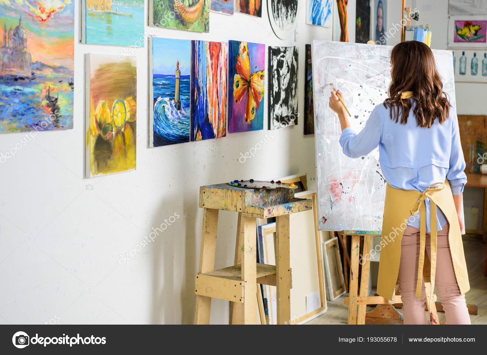 Rear View Left Handed Female Artist Painting Canvas Workshop — Stock ...