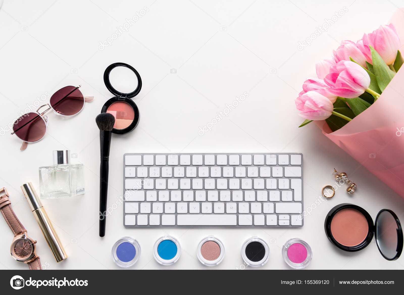 Computer keyboard, cosmetics and accessories — Stock Photo ...