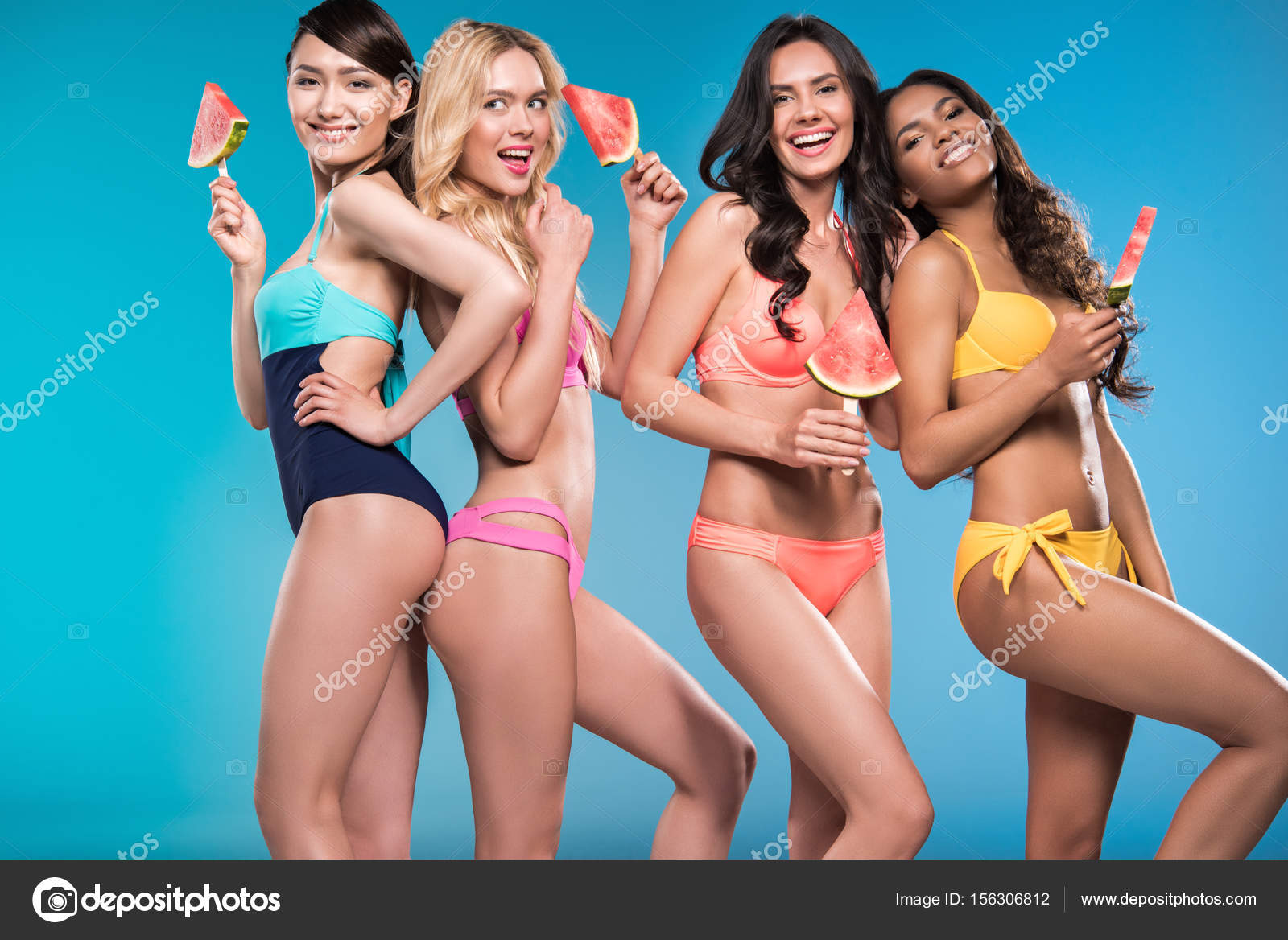 Mujeres En Trajes De Baño Posando Con Piezas De Sandía Fotografía De