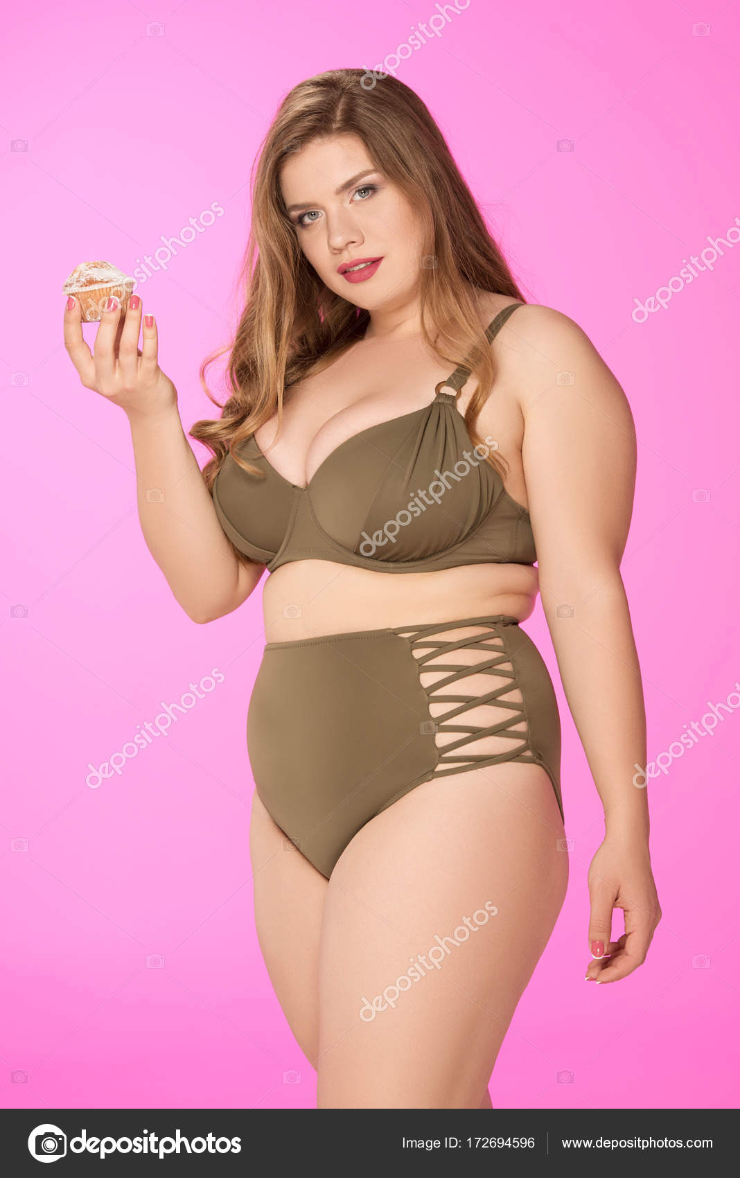 Mujer Con Sobrepeso Sosteniendo Cupcake Fotografía De Stock © Dimabaranow 172694596
